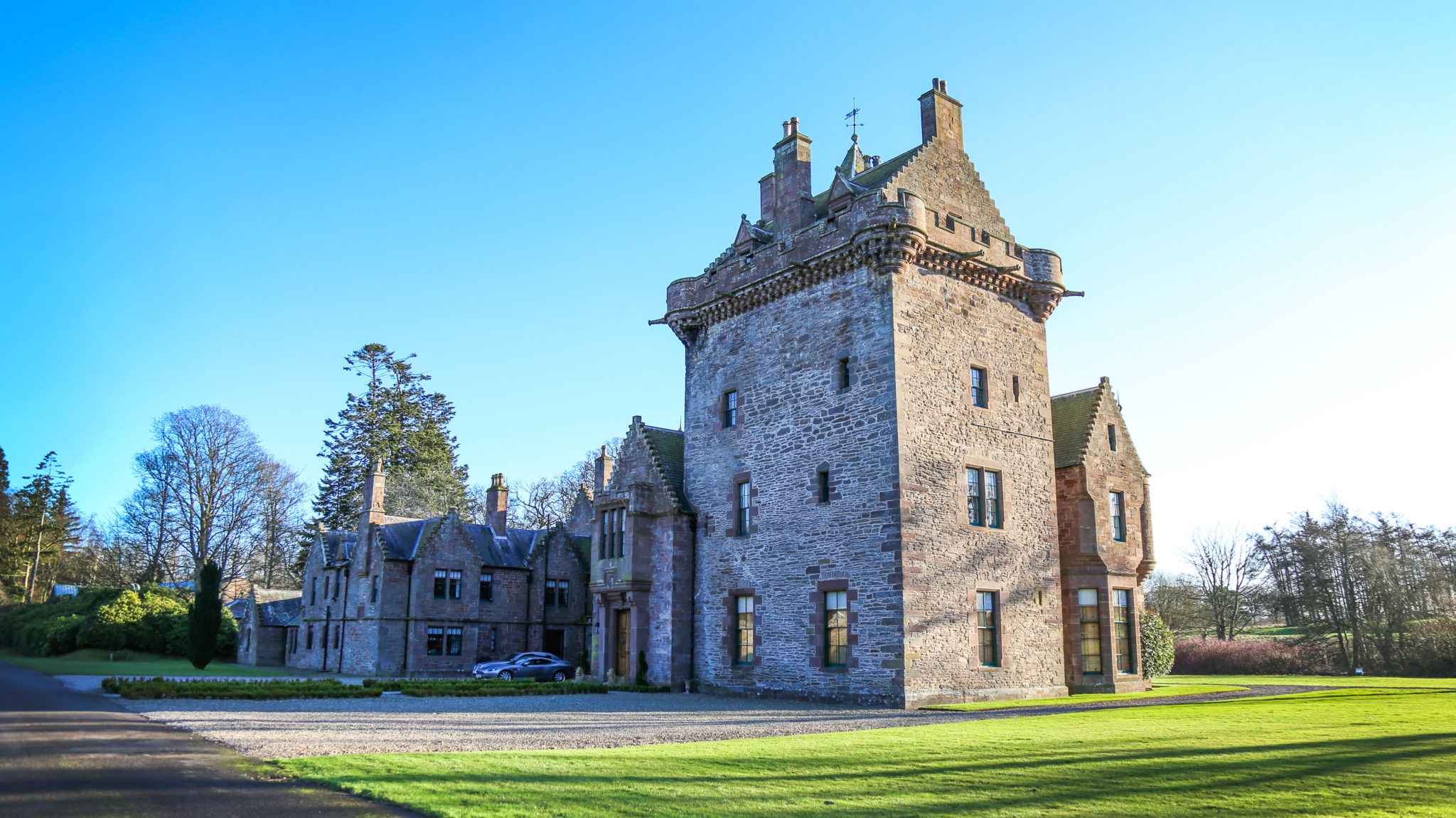 Dan Peña’s Guthrie Castle Embodies a Blend of Scottish Lore and Modern Ambitions ...
